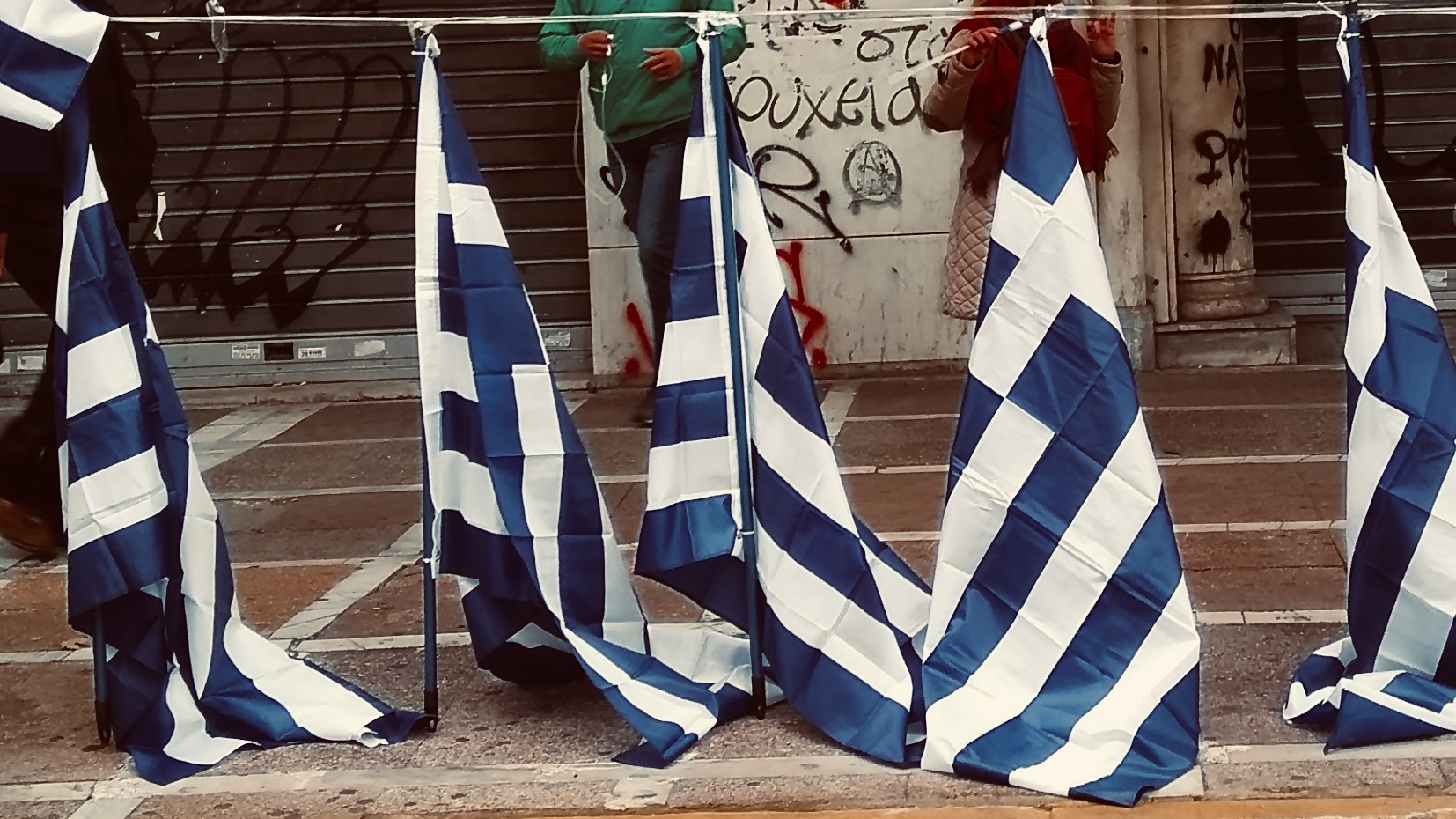 greek-flags - Fragilemag | Ηχογραφώντας το βουητό της πόλης